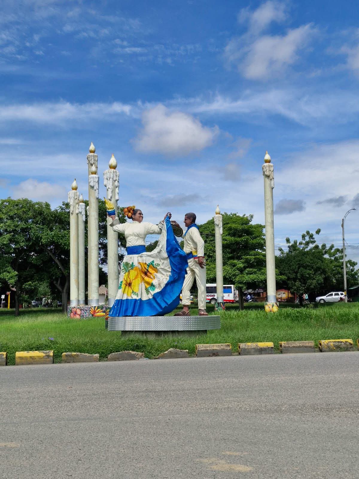 “MONUMENTO AL PORRO”… La obra representa una pareja bailadora de porros ...